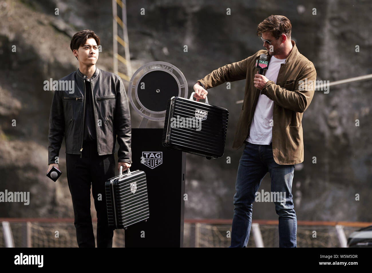 Australian actor Chris Hemsworth, right, and Chinese actor Li Yifeng ...