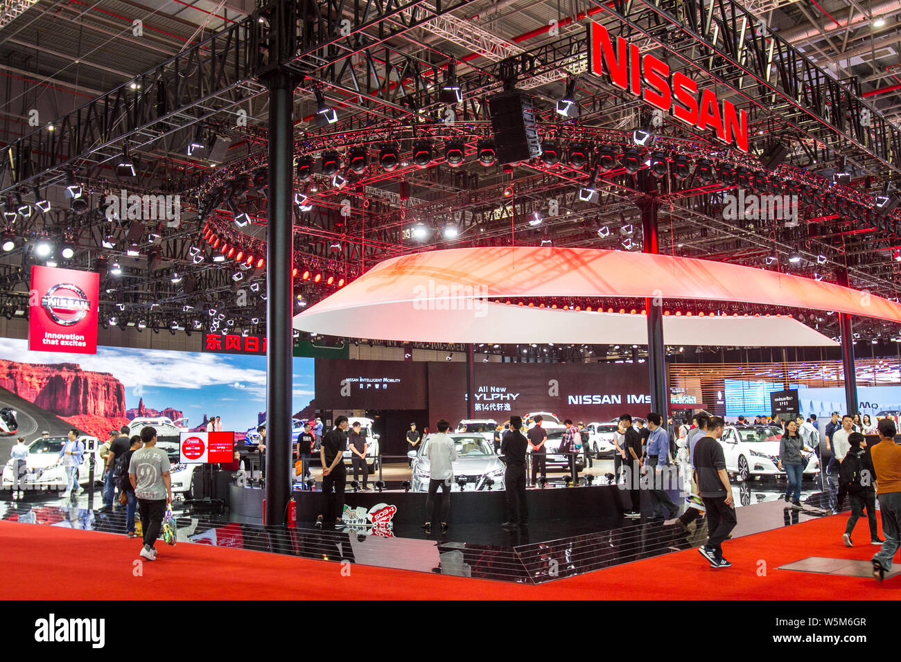 People visit stand nissan hi-res stock photography and images - Alamy