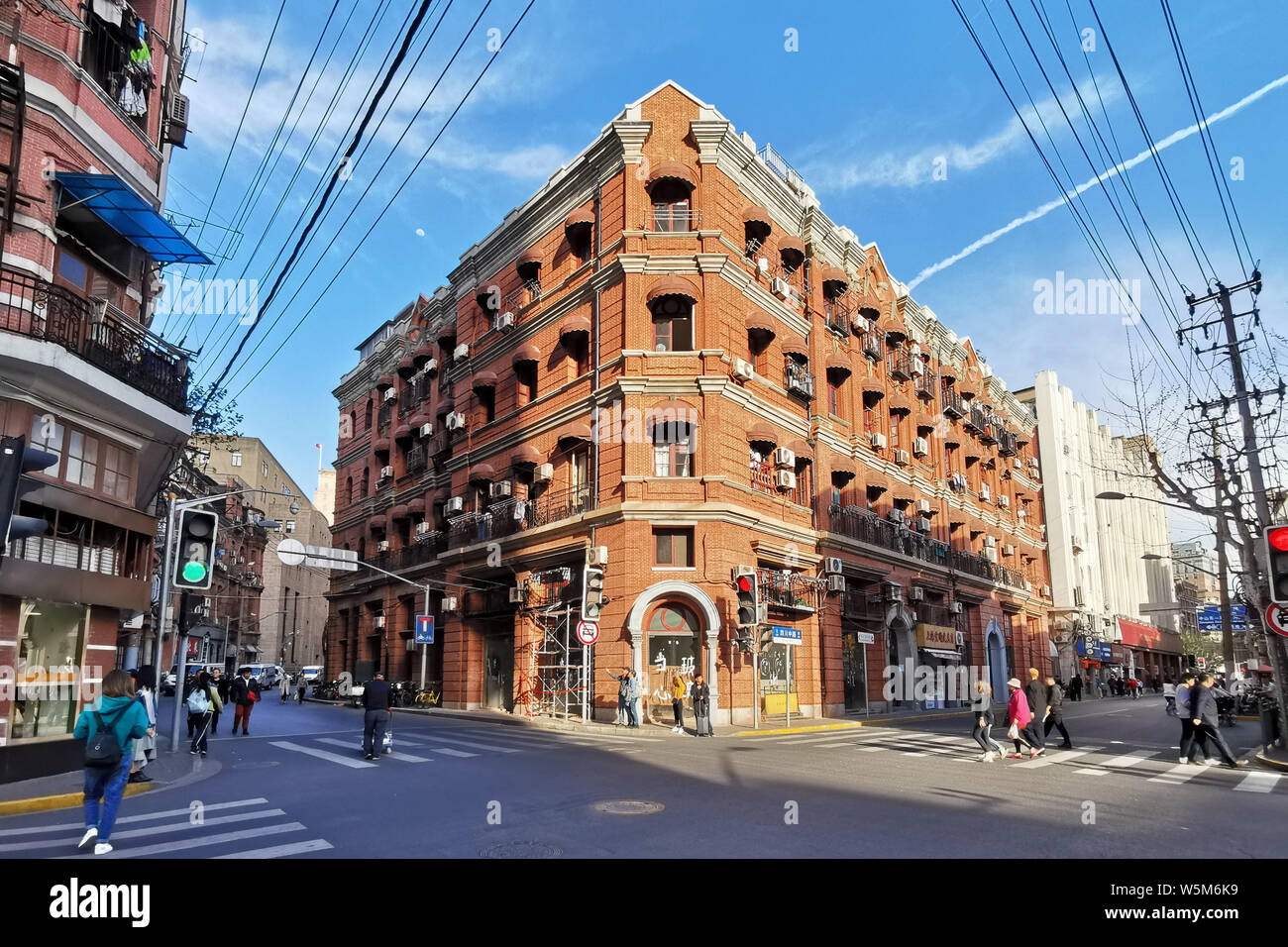 Middle road hi-res stock photography and images - Alamy