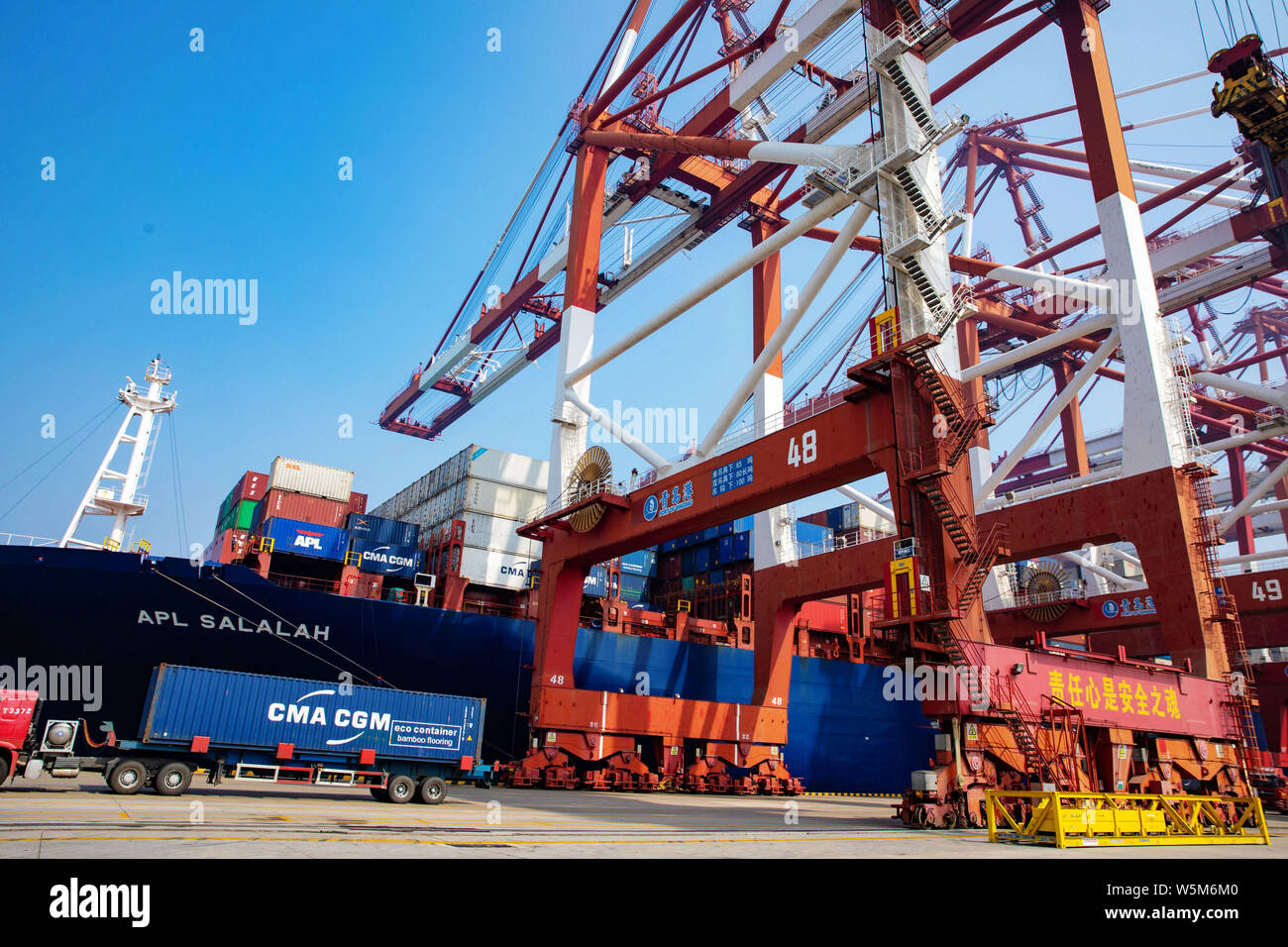Crane vehicle lifts container hi-res stock photography and images - Alamy