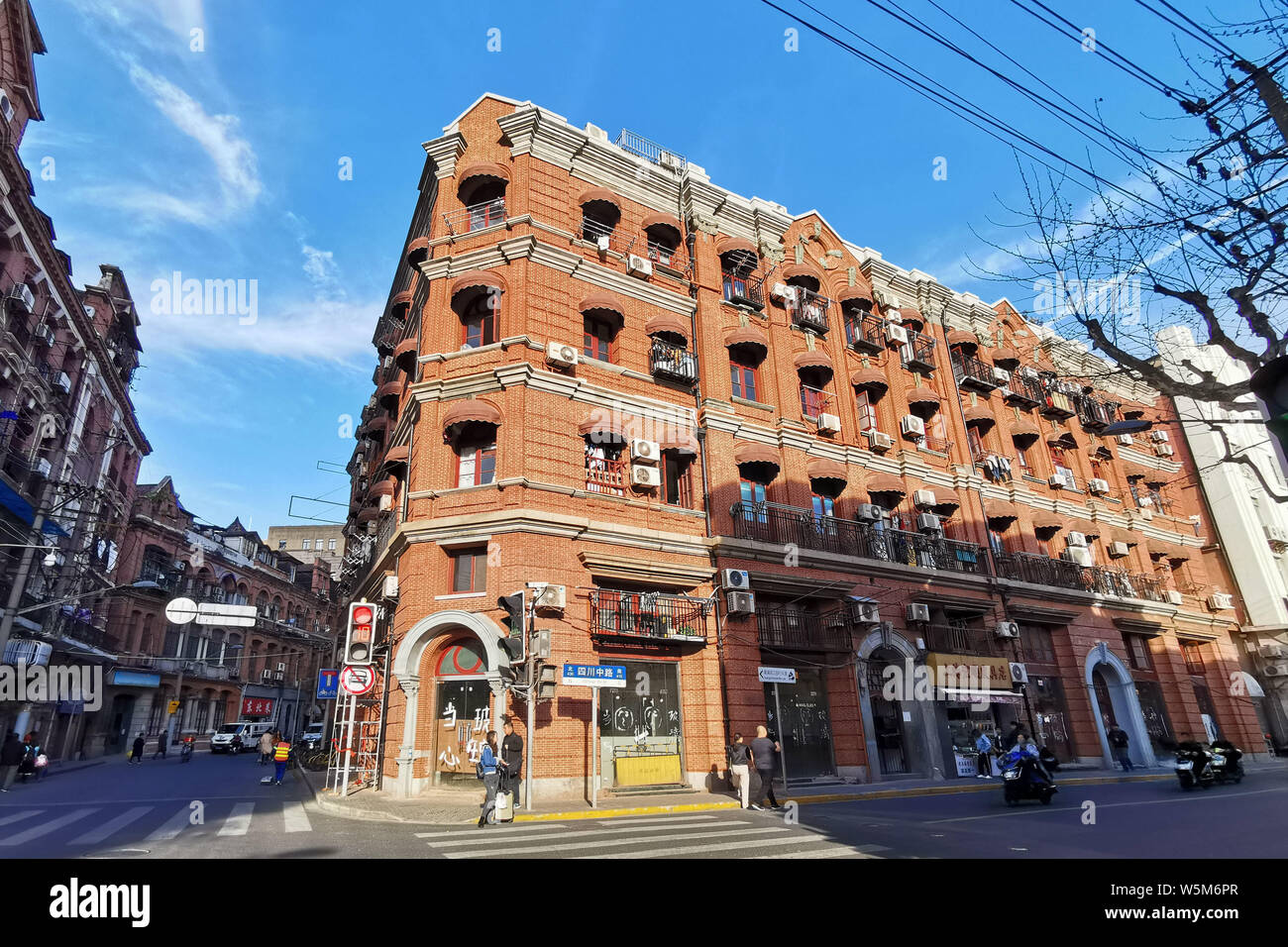 Middle road hi-res stock photography and images - Alamy