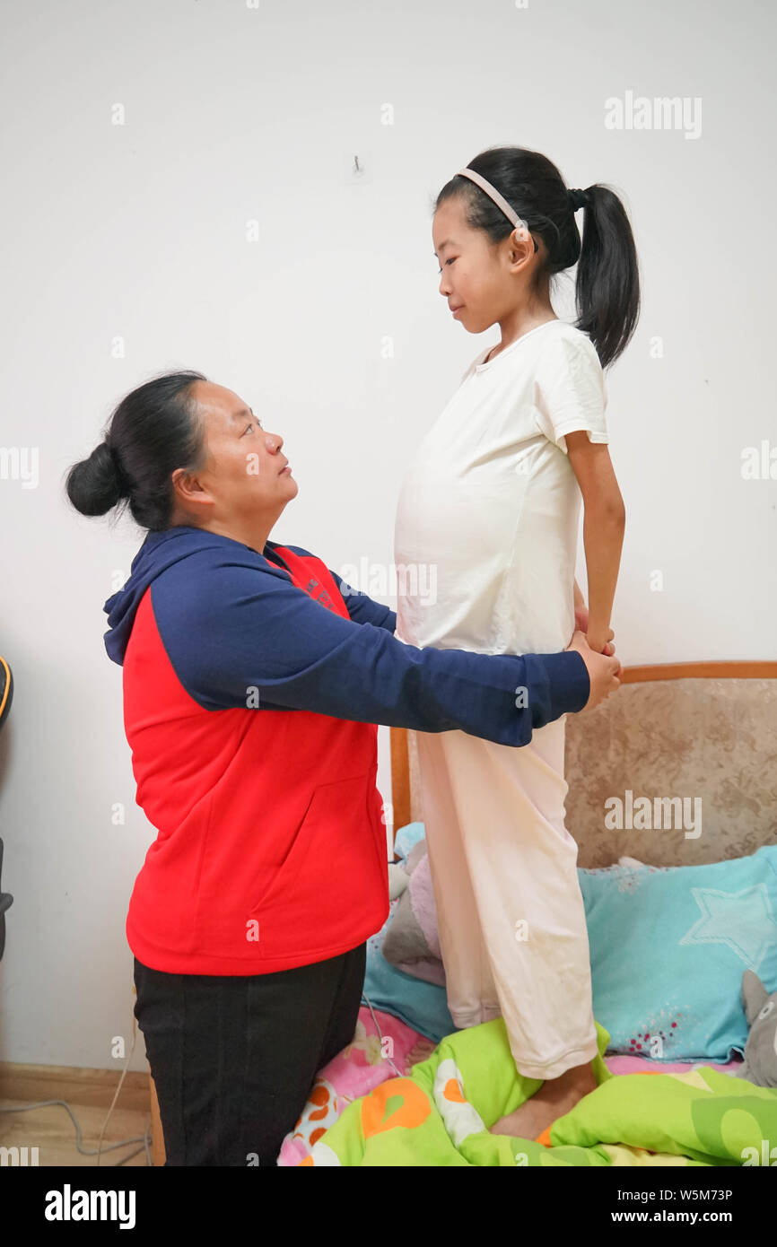 13-year-old Chinese girl Zhang Bohan diagnosed with Gaucher's disease, shows her swollen belly ...