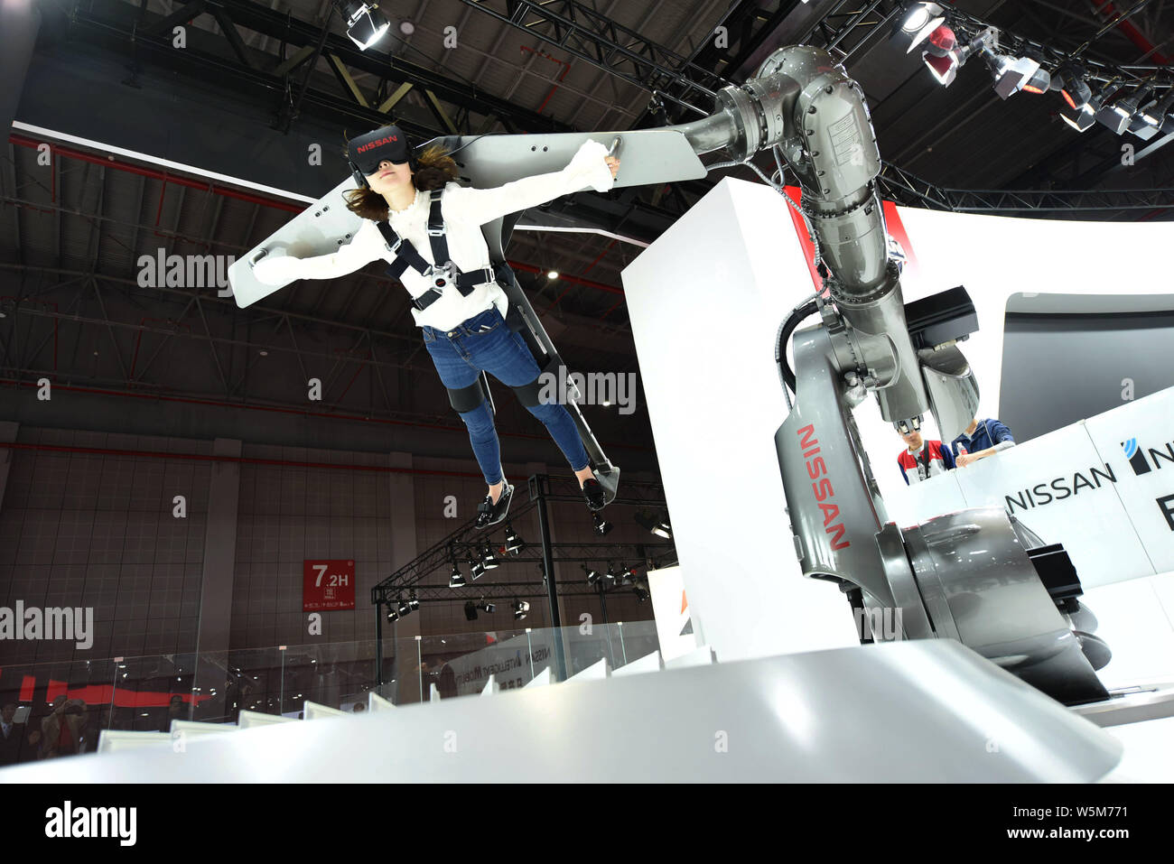 --FILE--A visitor tries a Nissan VR experience during the 17th Shanghai ...