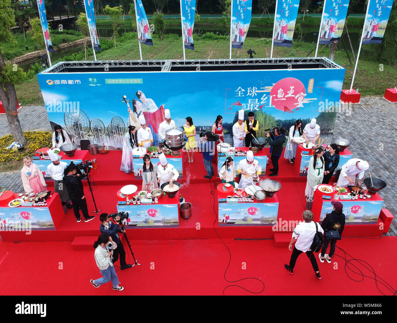 Chefs cook delicacies during the Most Popular Fish King Banquet in ...