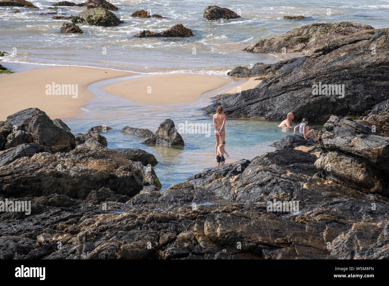 Family sunbathing pool hi-res stock photography and images - Alamy