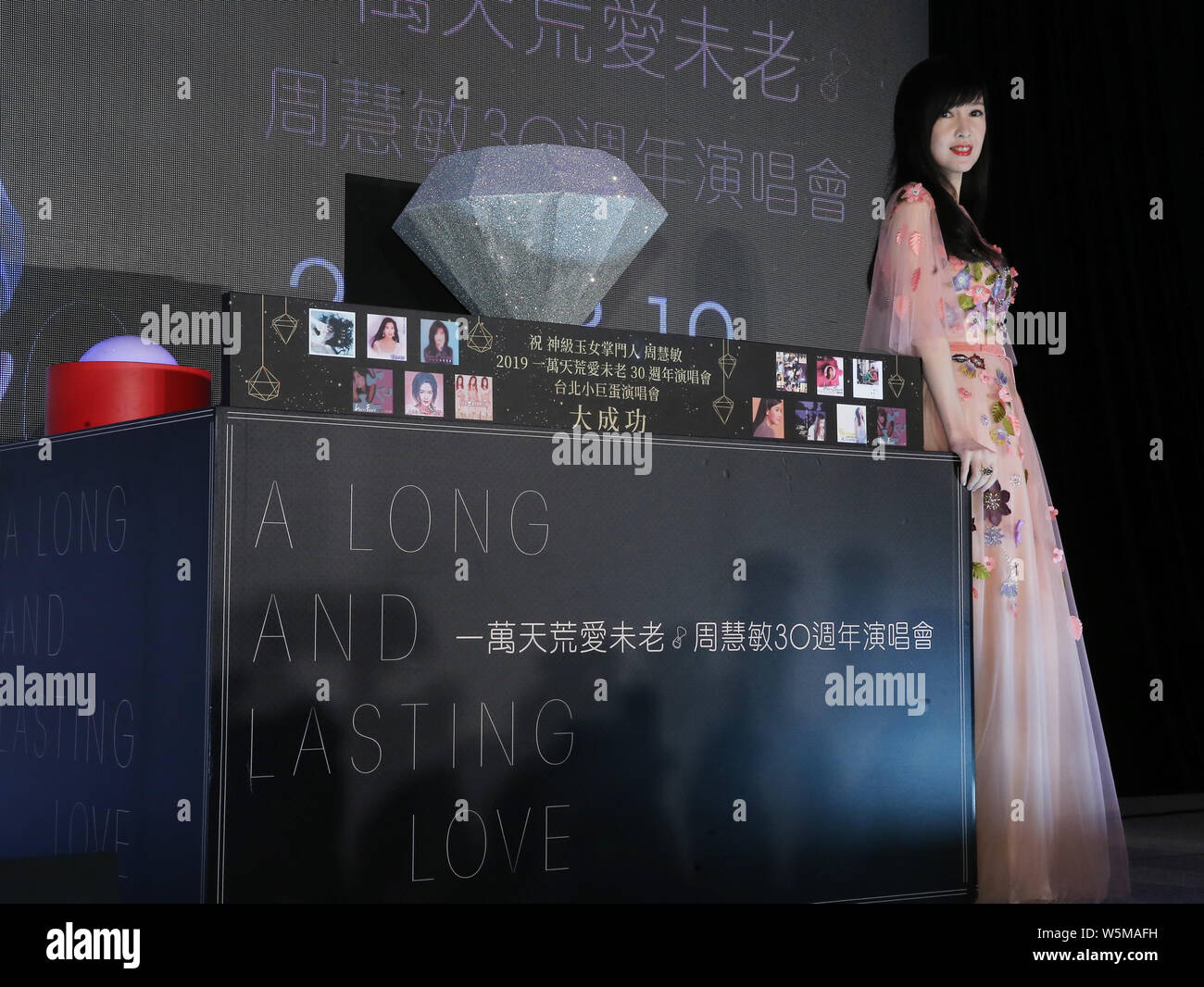 Wai man hi-res stock photography and images - Alamy