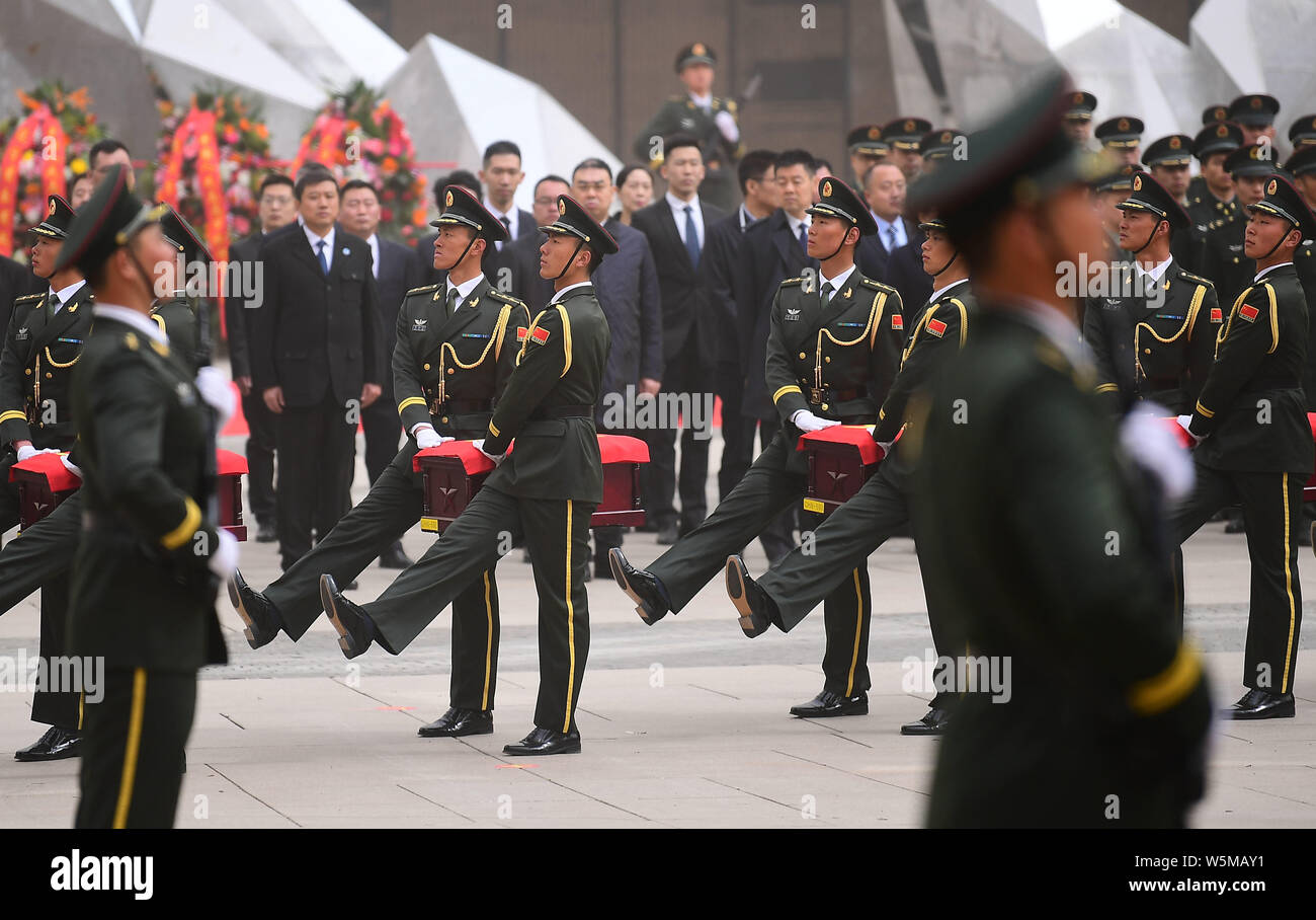 Chinese PLA soldiers accompany the remains of 10 Chinese soldiers ...