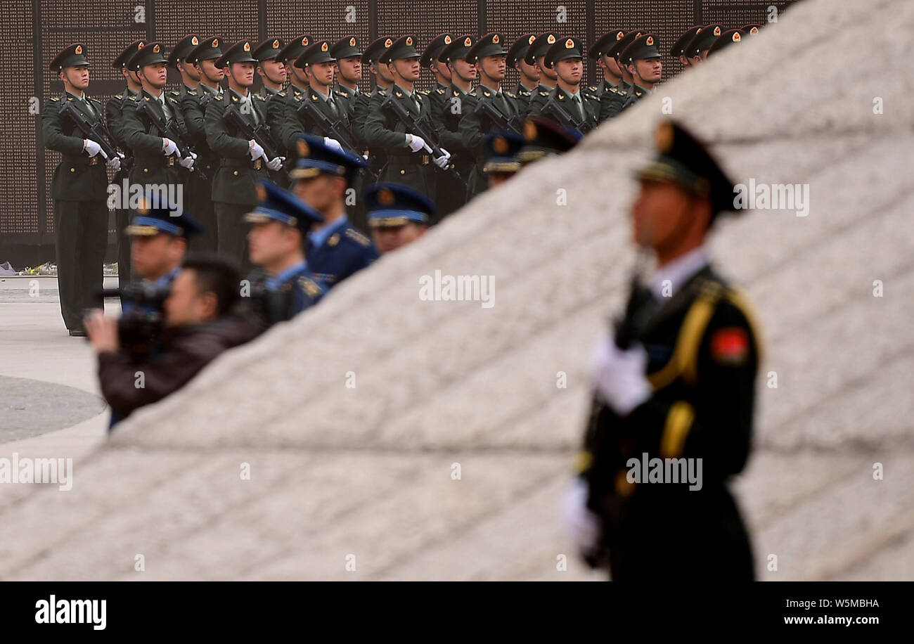Chinese PLA soldiers accompany the remains of 10 Chinese soldiers ...