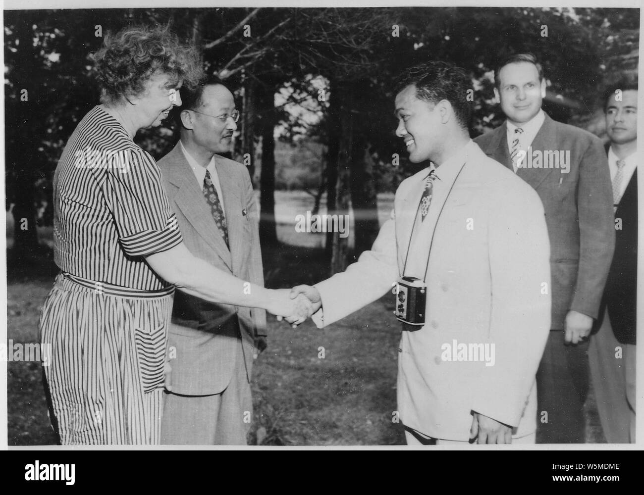 Eleanor Roosevelt hostessing UNESCO visit to Val,Kill in Hyde Park, New ...