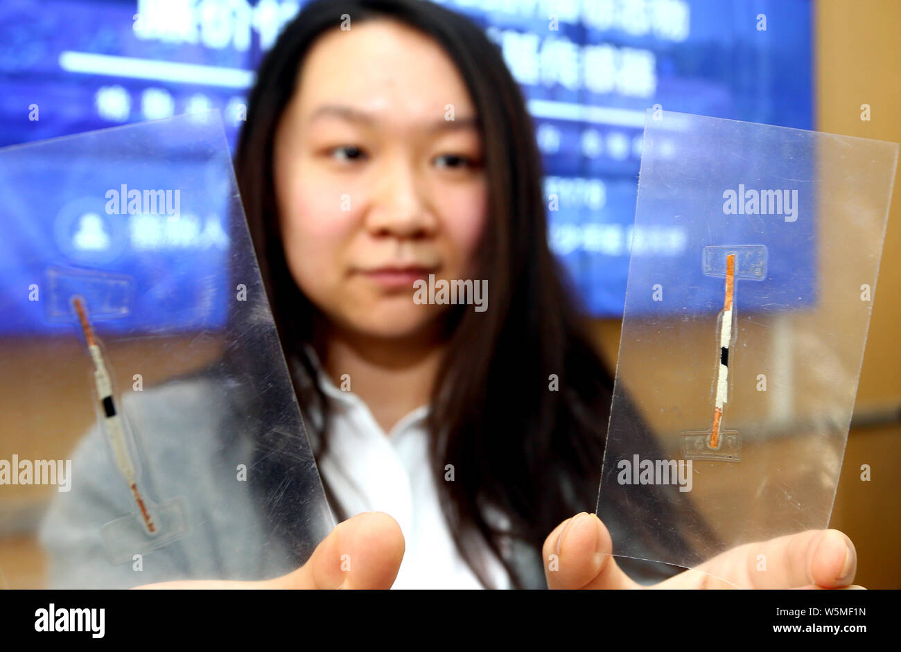 Chinese junior college student Zhang Ruotong shows paper-based ... Chinese junior college student Zhang Ruotong shows paper-based ...