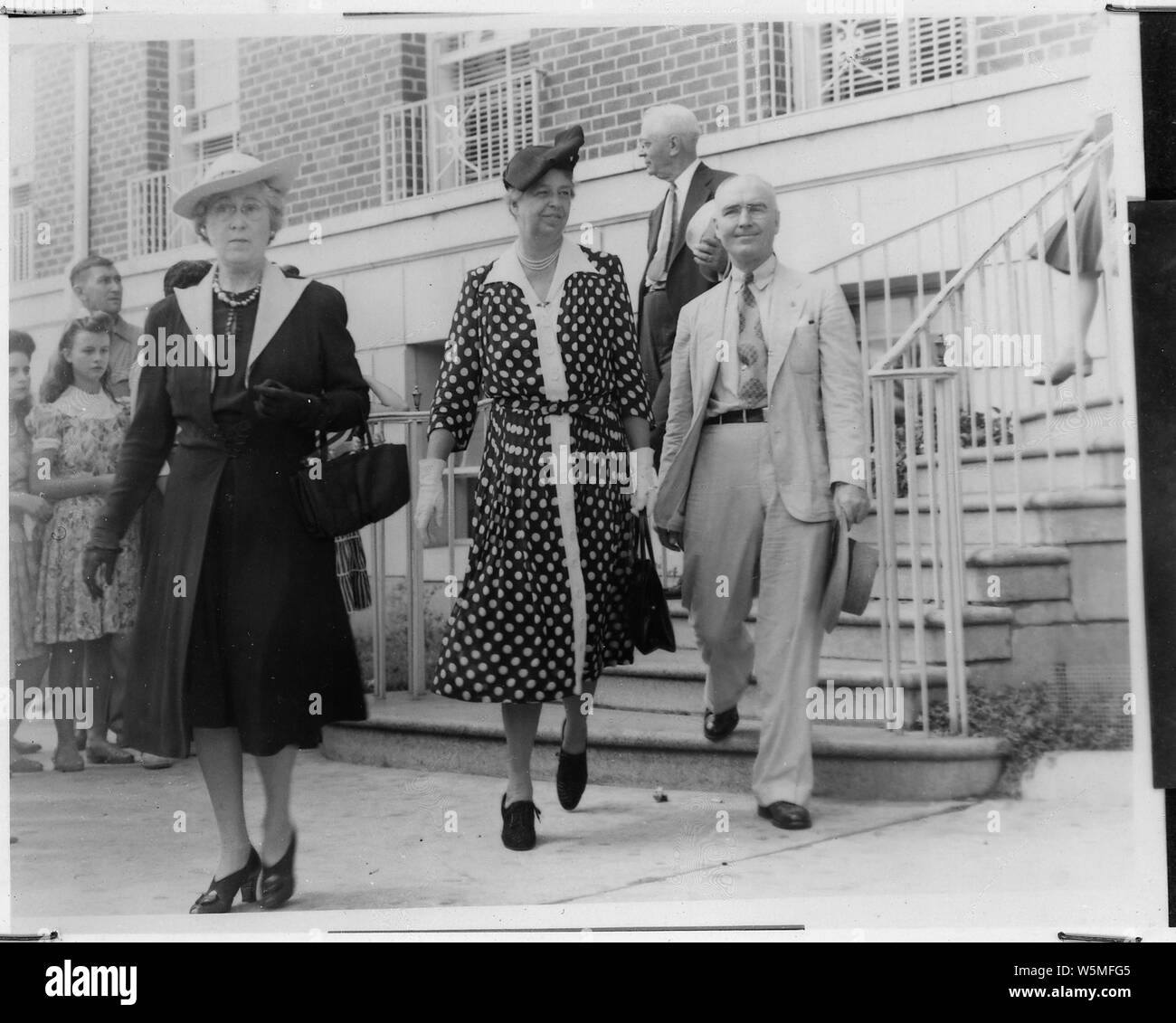 Eleanor Roosevelt, Dorothy Lamour, Rosalind Russell, and Carol Bruce in ...