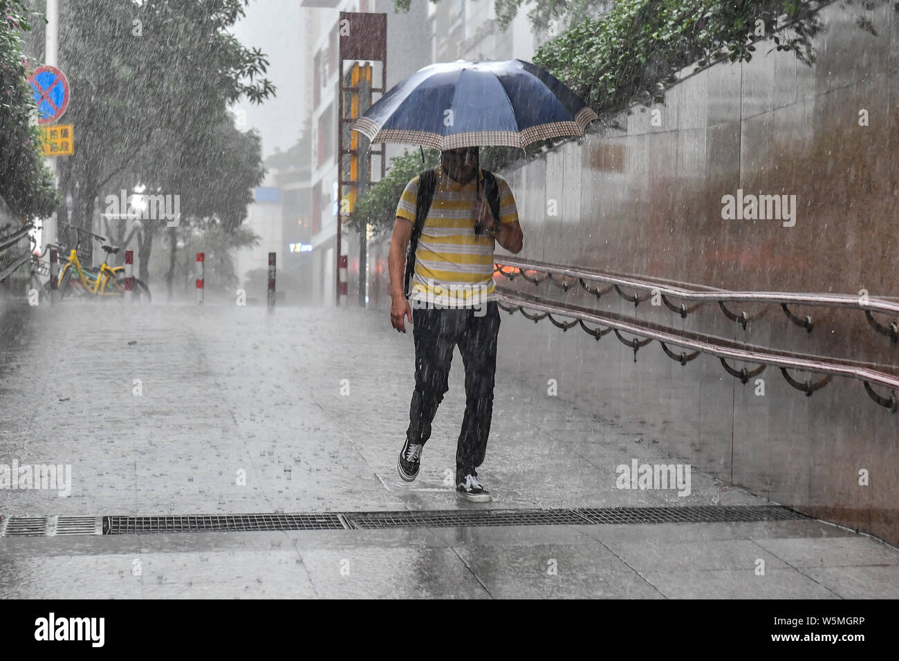Commuter flooding hi-res stock photography and images - Alamy