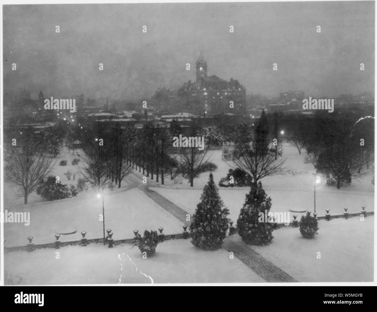 D.C. Washington - Post Office Building, 1911 - View at night, under ...