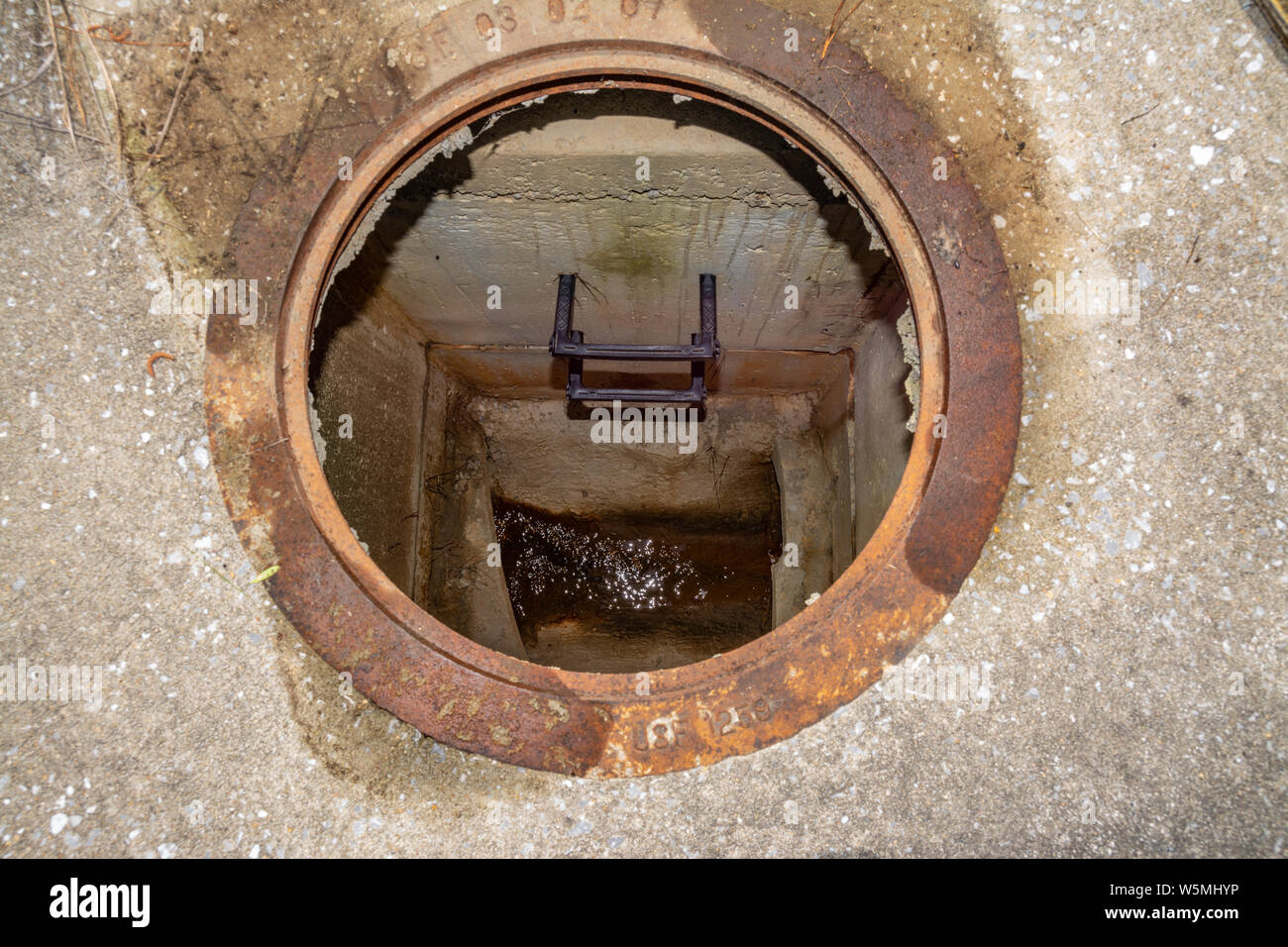 Manhole street concrete hi-res stock photography and images - Alamy