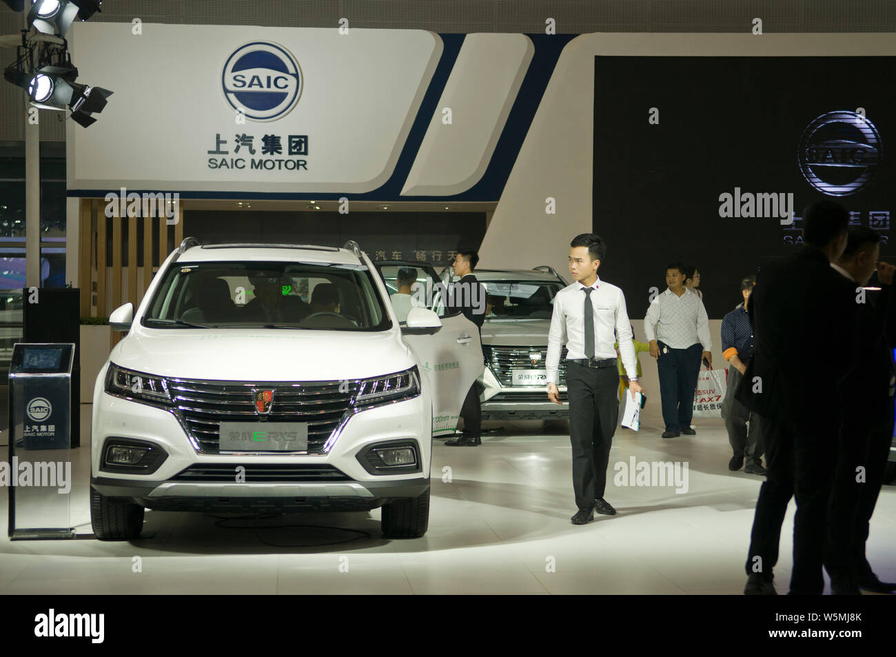 --FILE--People visit the stand of SAIC Motor during the 16th China ...