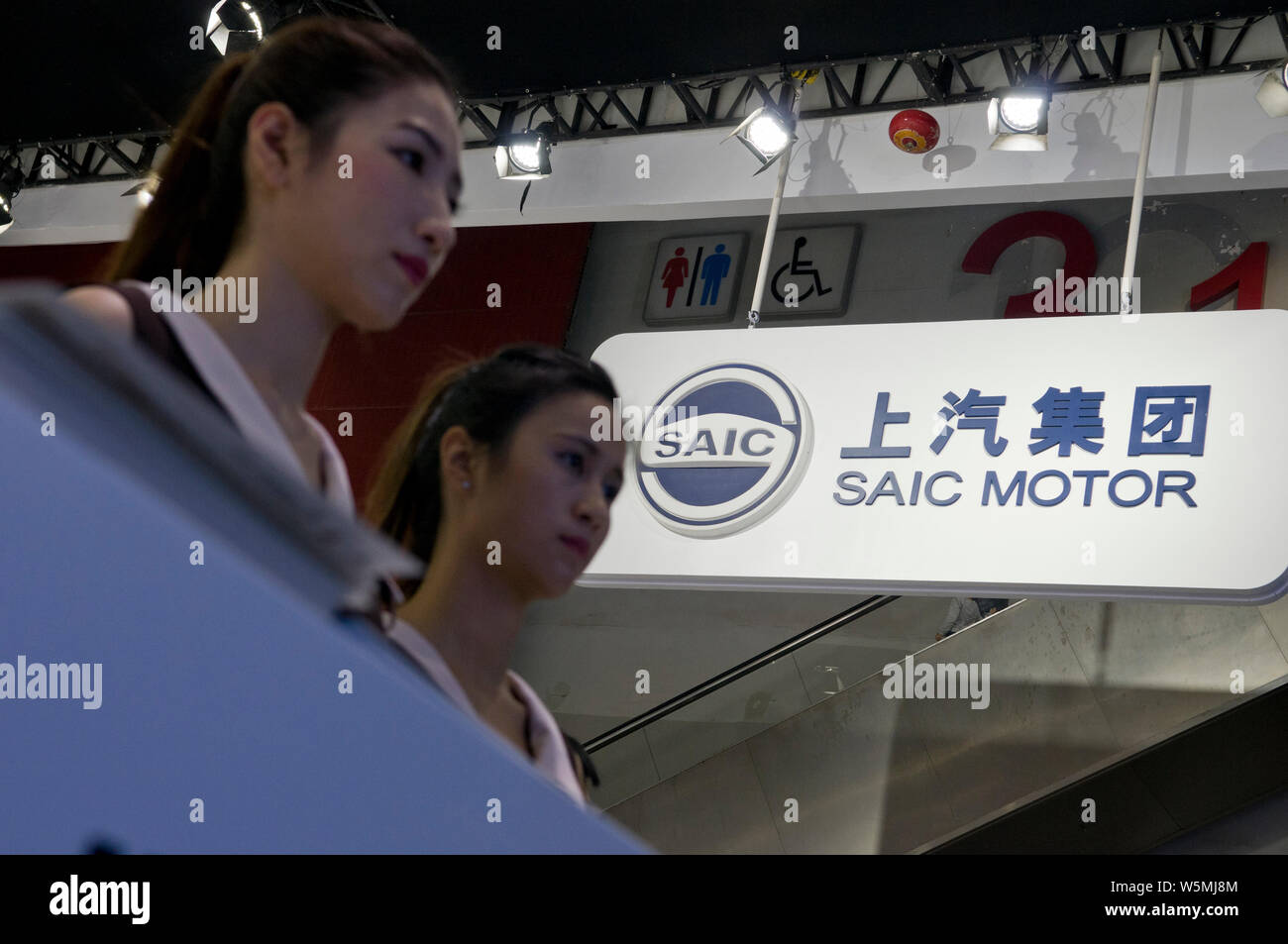 --FILE--Chinese models pose at the stand of SAIC Motor during the 15th ...