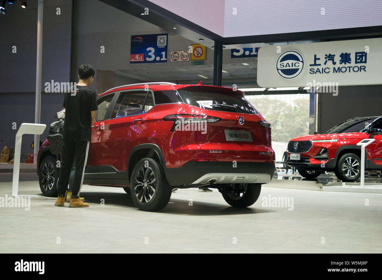 --FILE--People visit the stand of SAIC Motor during the 16th China ...
