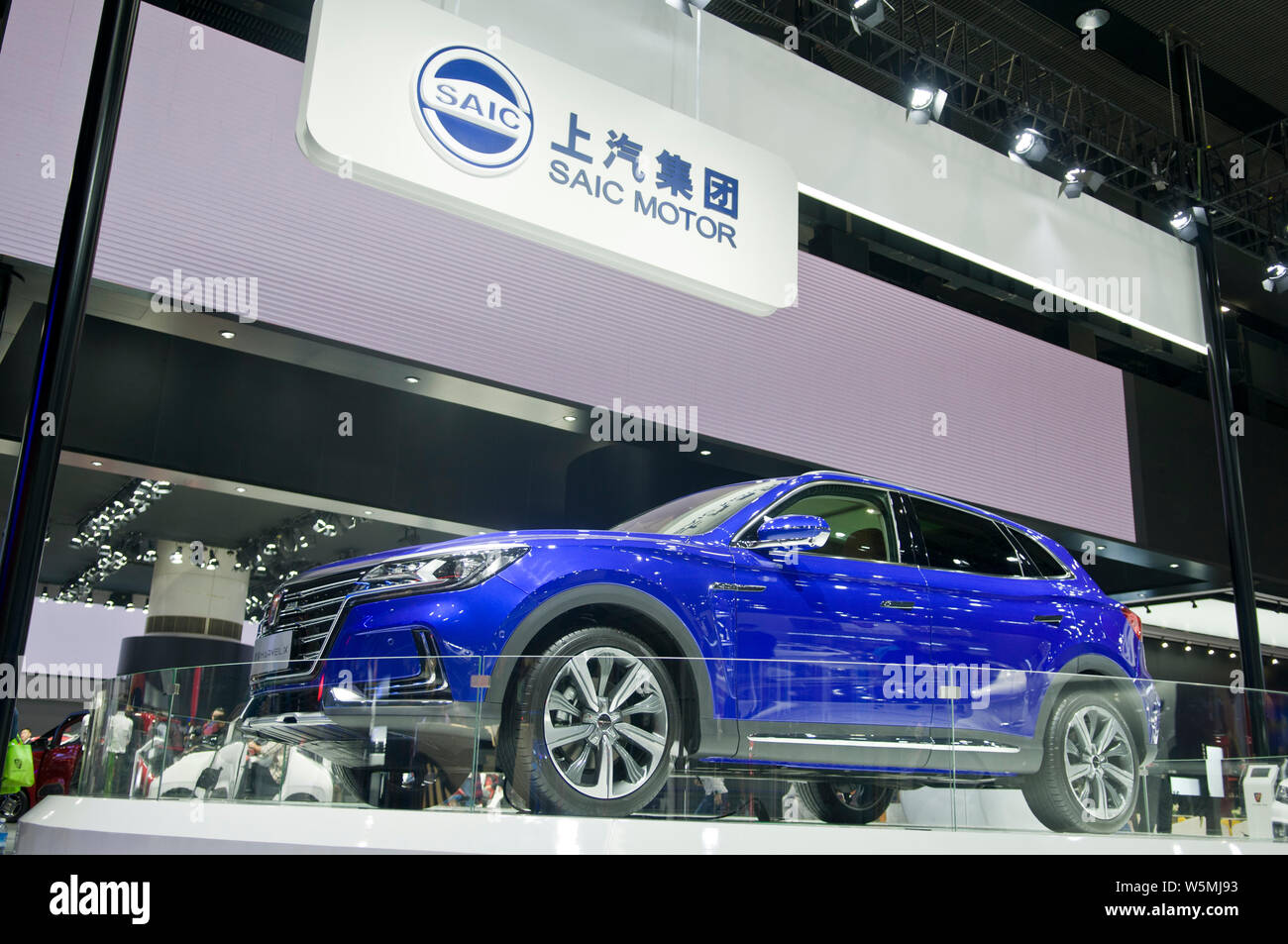 --FILE--People visit the stand of SAIC Motor during the 16th China ...
