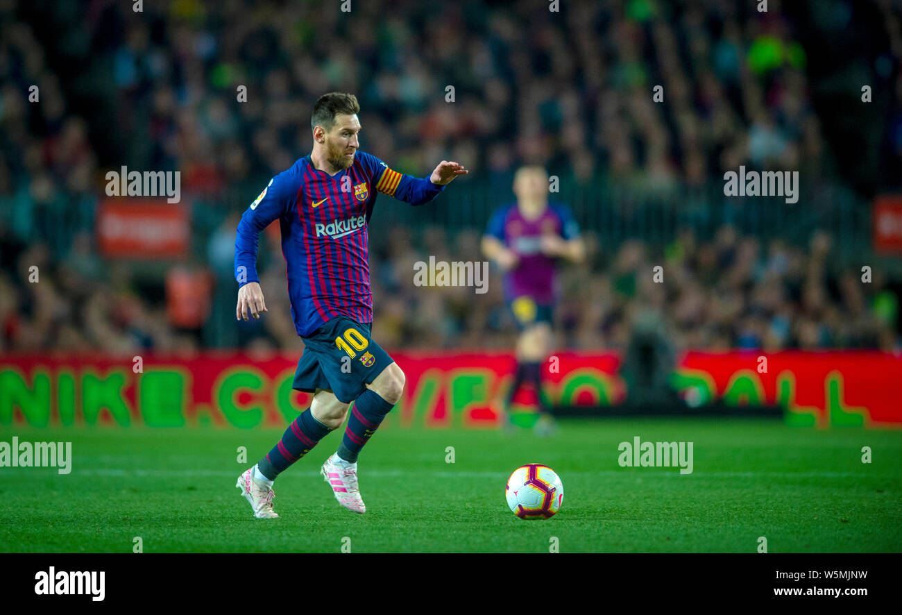 Lionel Messi of FC Barcelona dribbles during their 35th round match of ...