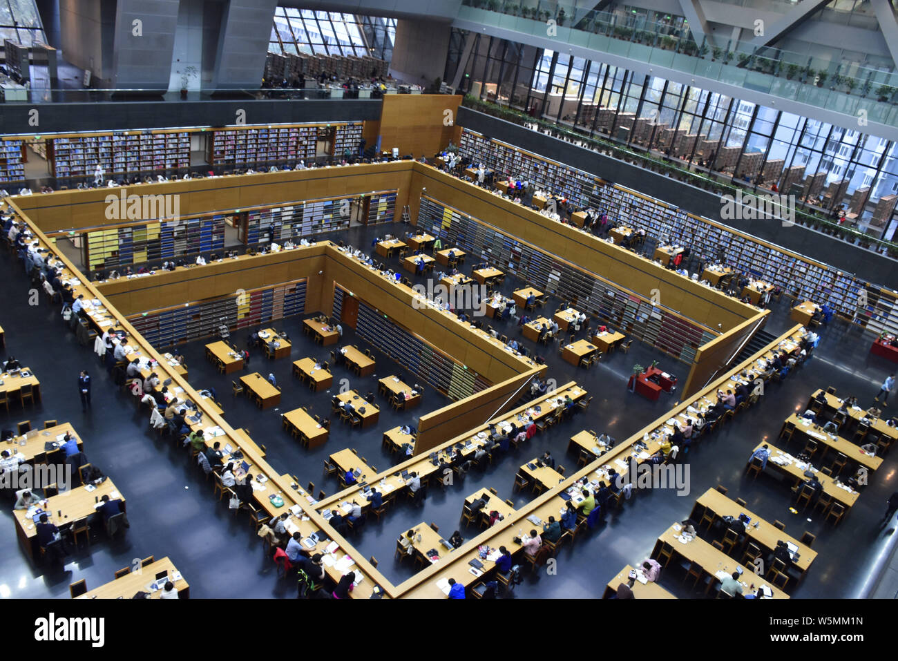 --FILE--Local residents read books at the National Library of China ...