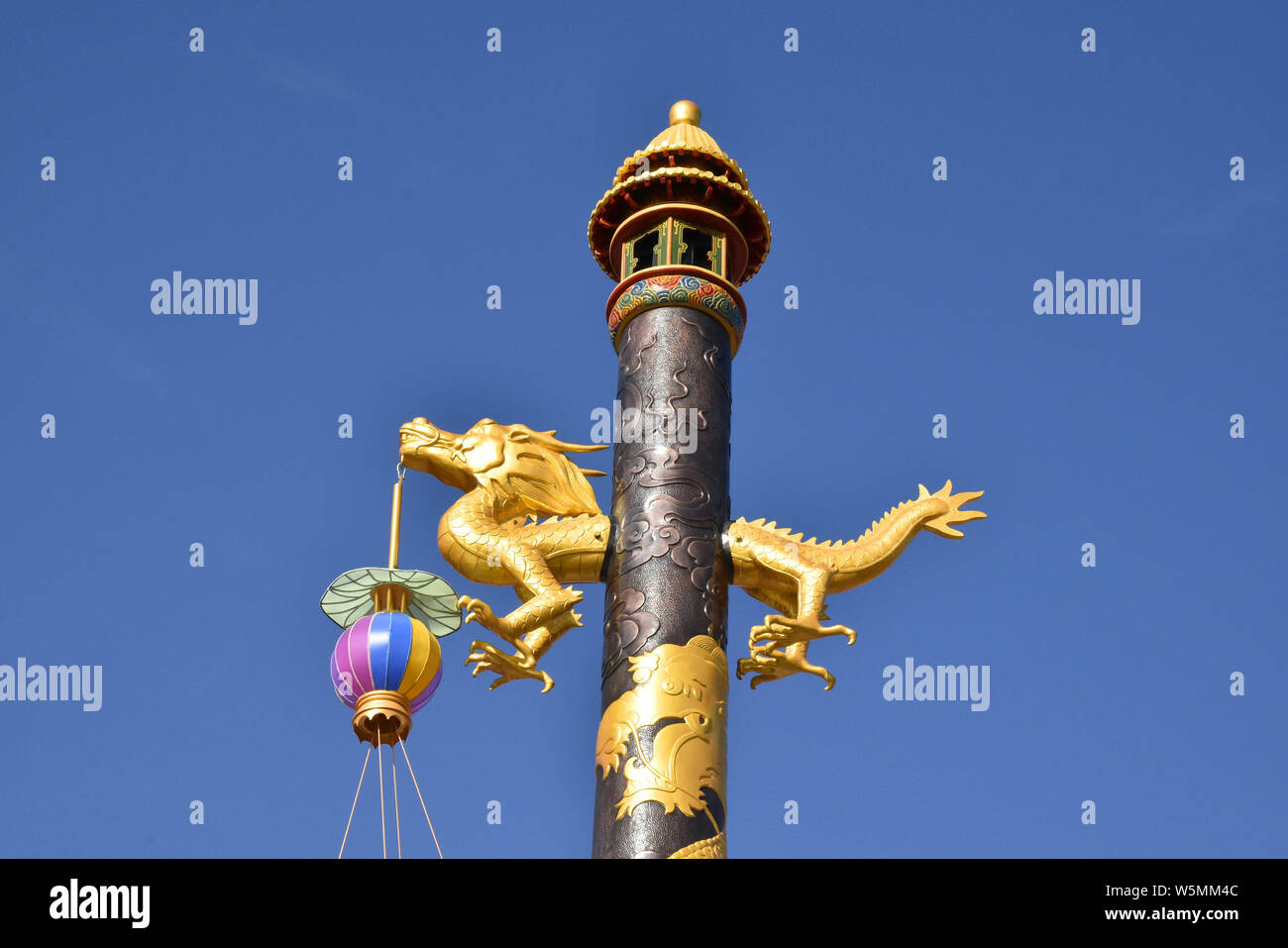 --FILE--The Heavenly Lanterns (tian deng) are displayed at the Palace ...