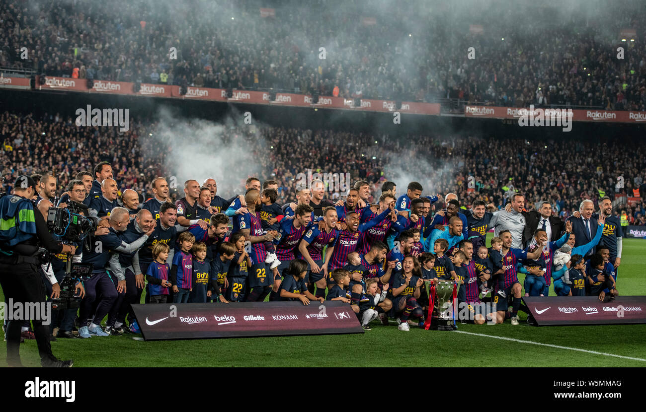 Players of FC Barcelona pose after they defeated Levante UD during ...