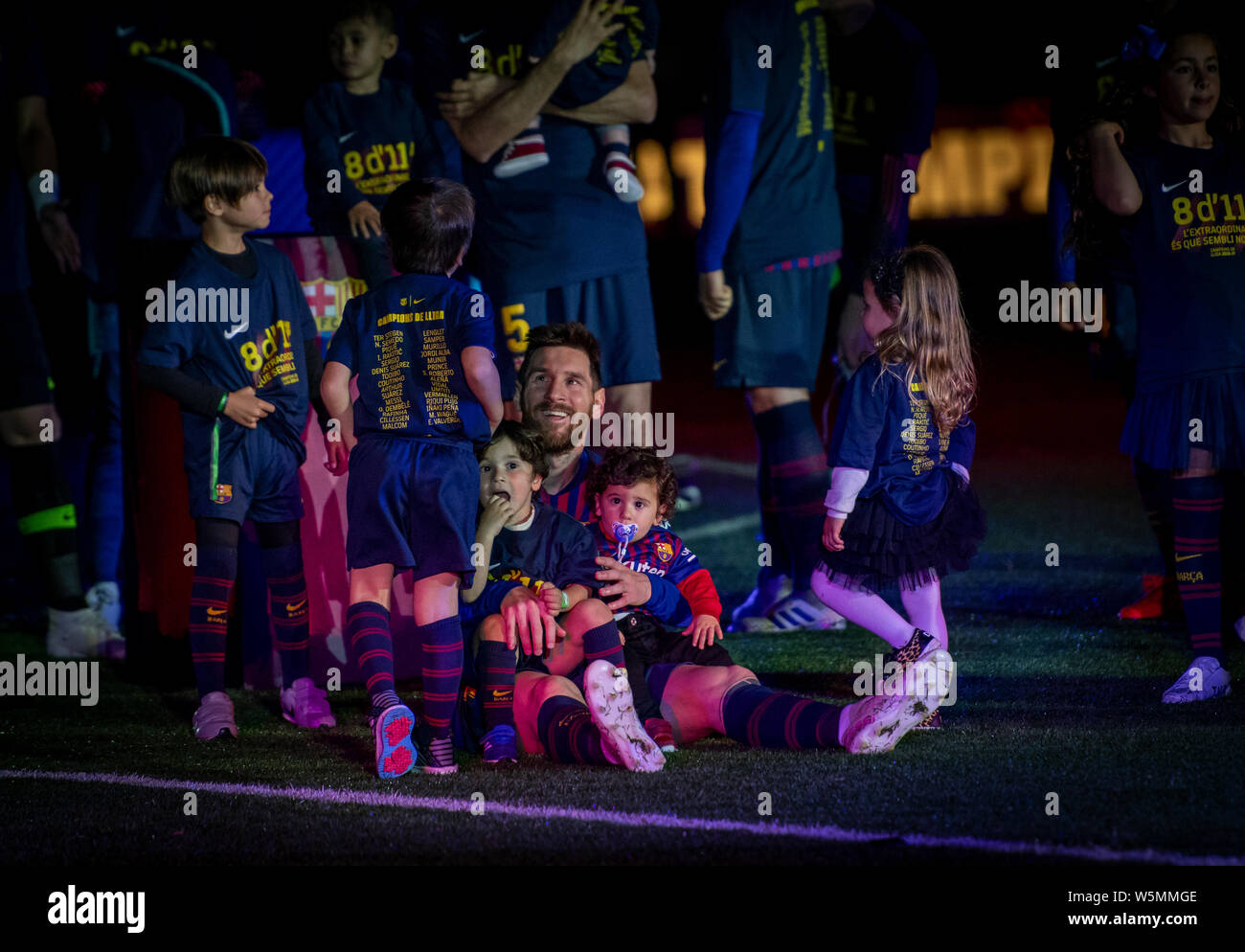 Lionel Messi of FC Barcelona poses with his sons after his team ...