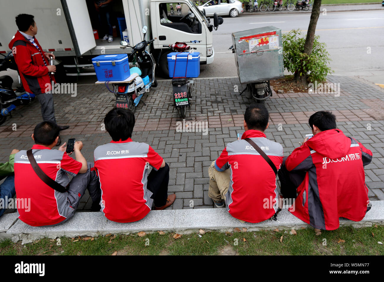 China shanghai deliveryman hi-res stock photography and images - Alamy