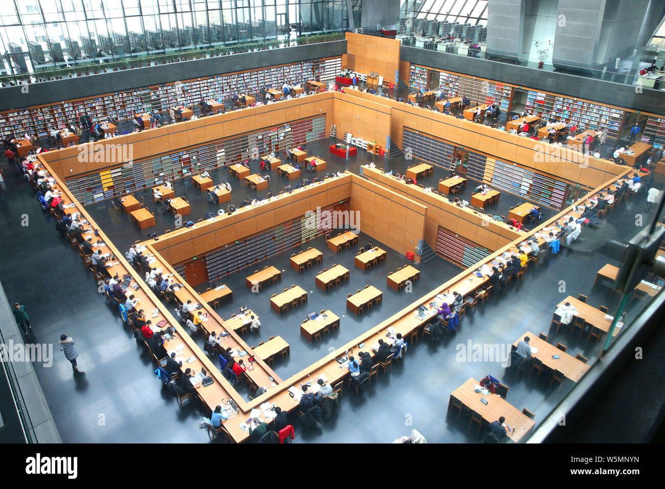 --FILE--Local residents read books at the National Library of China ...