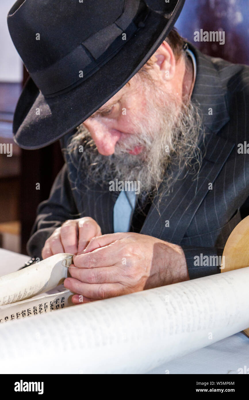 Old Rabbi High Resolution Stock Photography and Images - Alamy