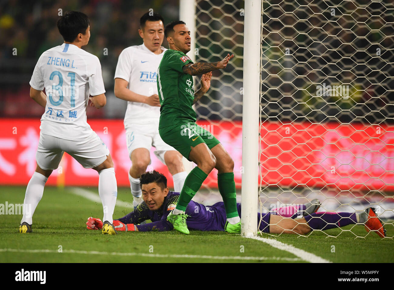 Spanish football player Jonathan Viera, right, of Beijing Sinobo Guoan ...