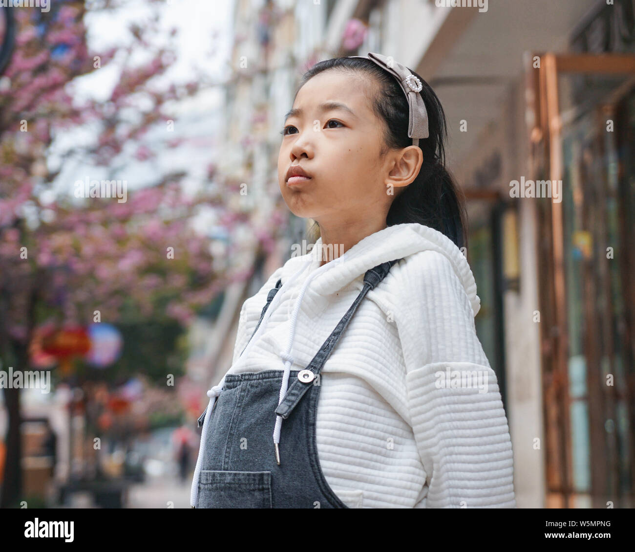 13-year-old Chinese girl Zhang Bohan diagnosed with Gaucher's disease, shows her swollen belly ...