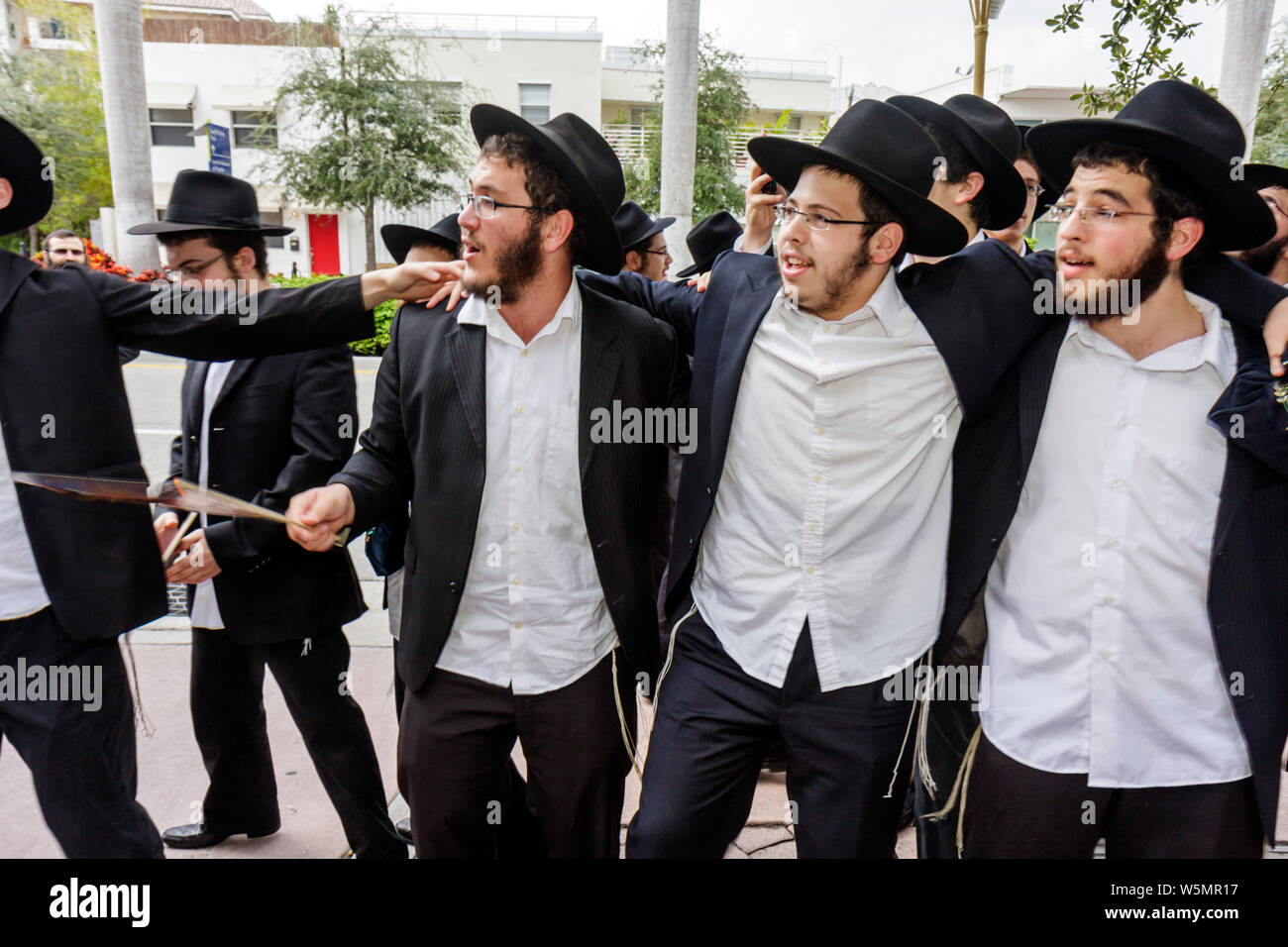Jewish hasidic dance hi-res stock photography and images - Alamy
