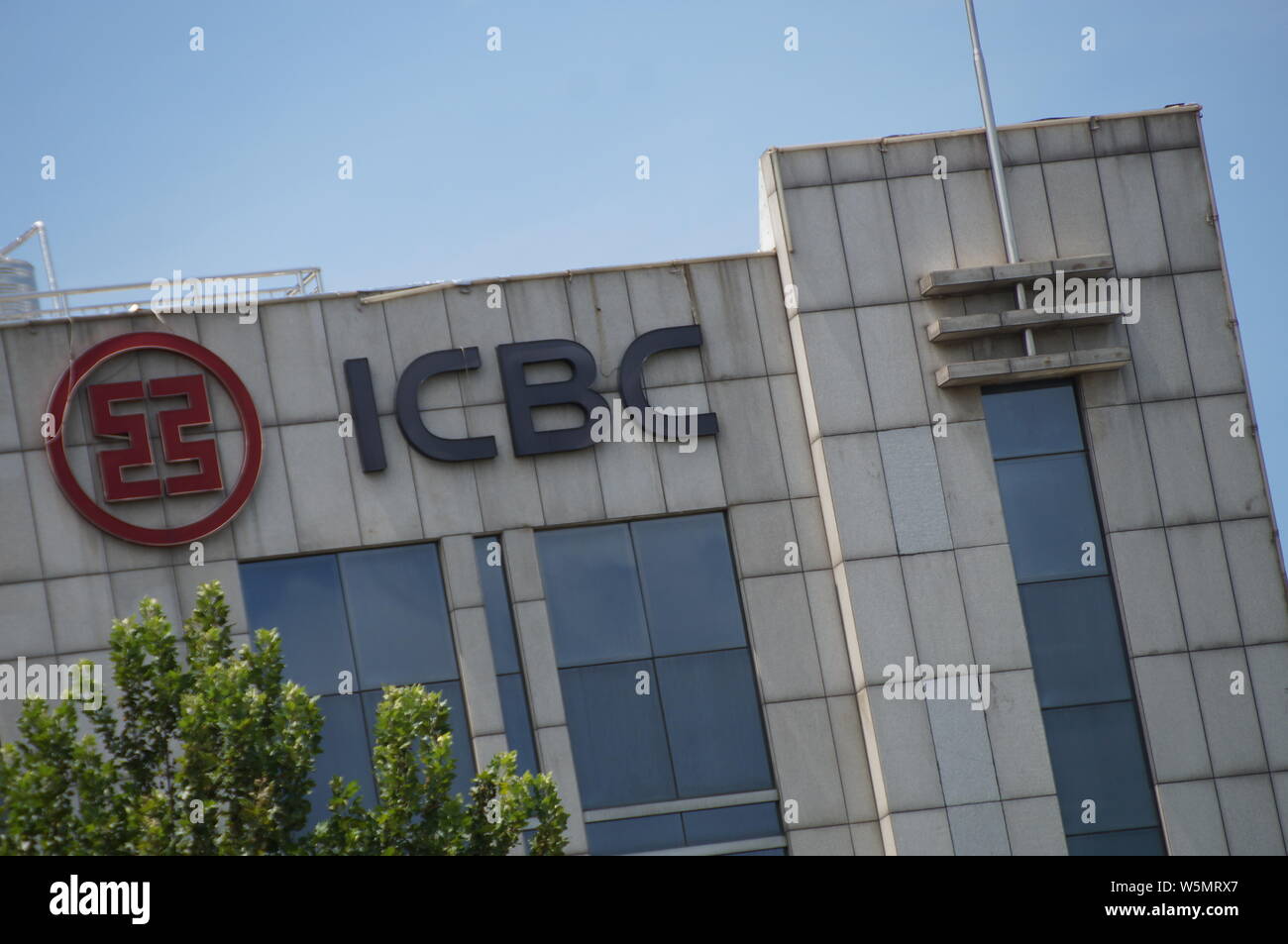 Rooftop of a commercial building hi-res stock photography and images ...