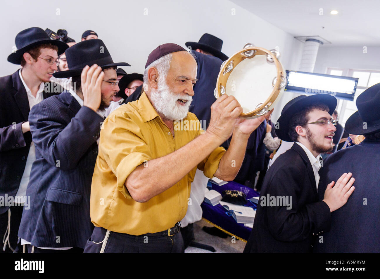 New sefer torah ceremony rabbi orthodox jew hi-res stock photography ...