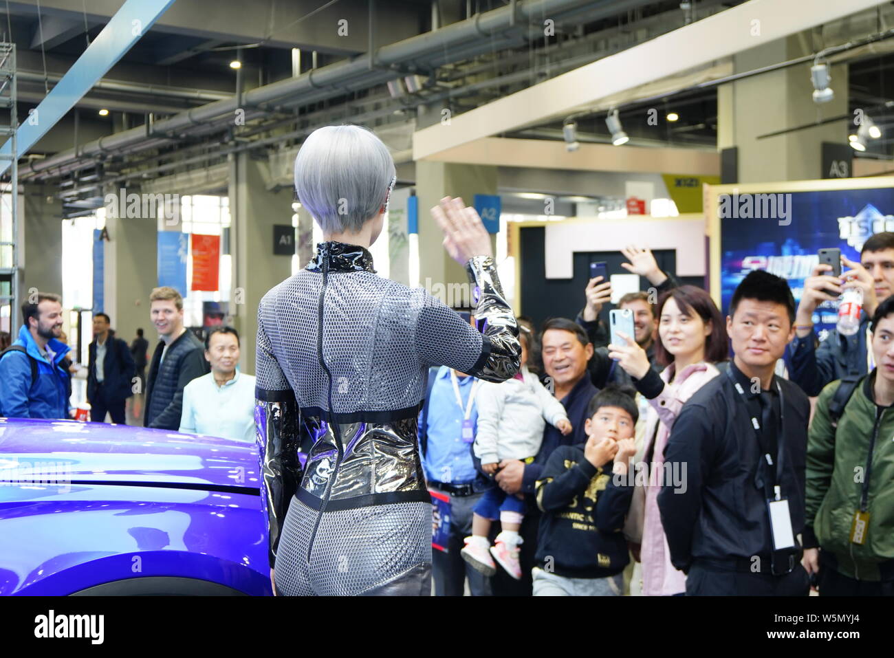 A robot-looking woman "Ex Machina", which is actually a foreign model ...