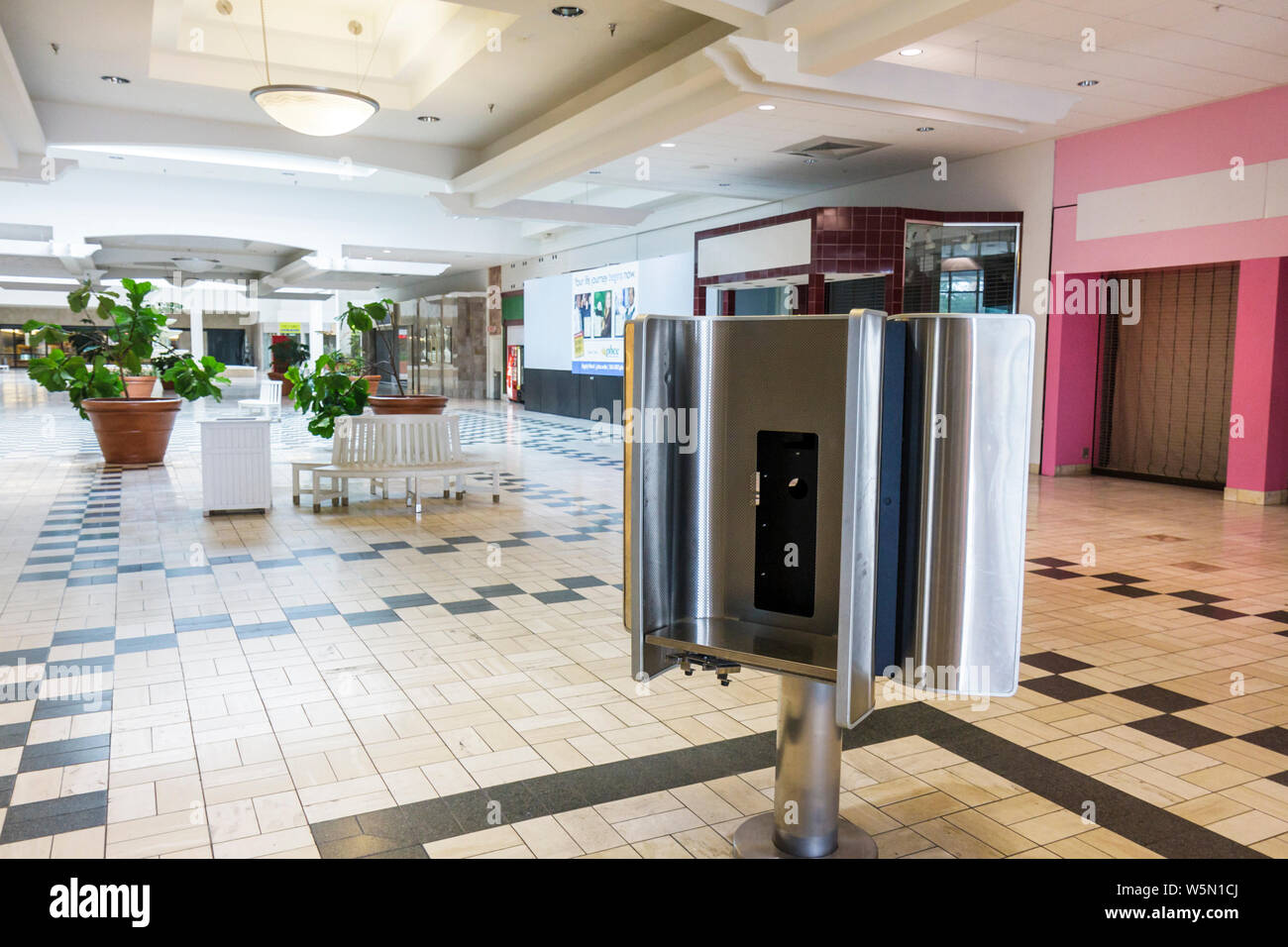 Dead shopping mall hi-res stock photography and images - Alamy