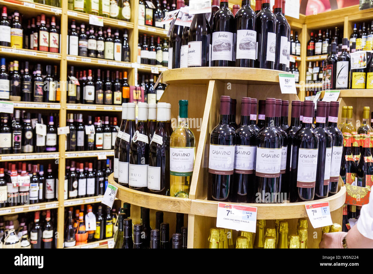 Supermarket wine display hi-res stock photography and images - Alamy