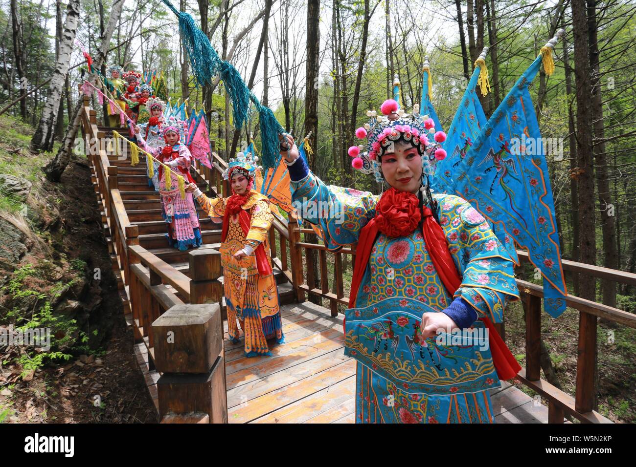 Mob opera hi-res stock photography and images - Alamy