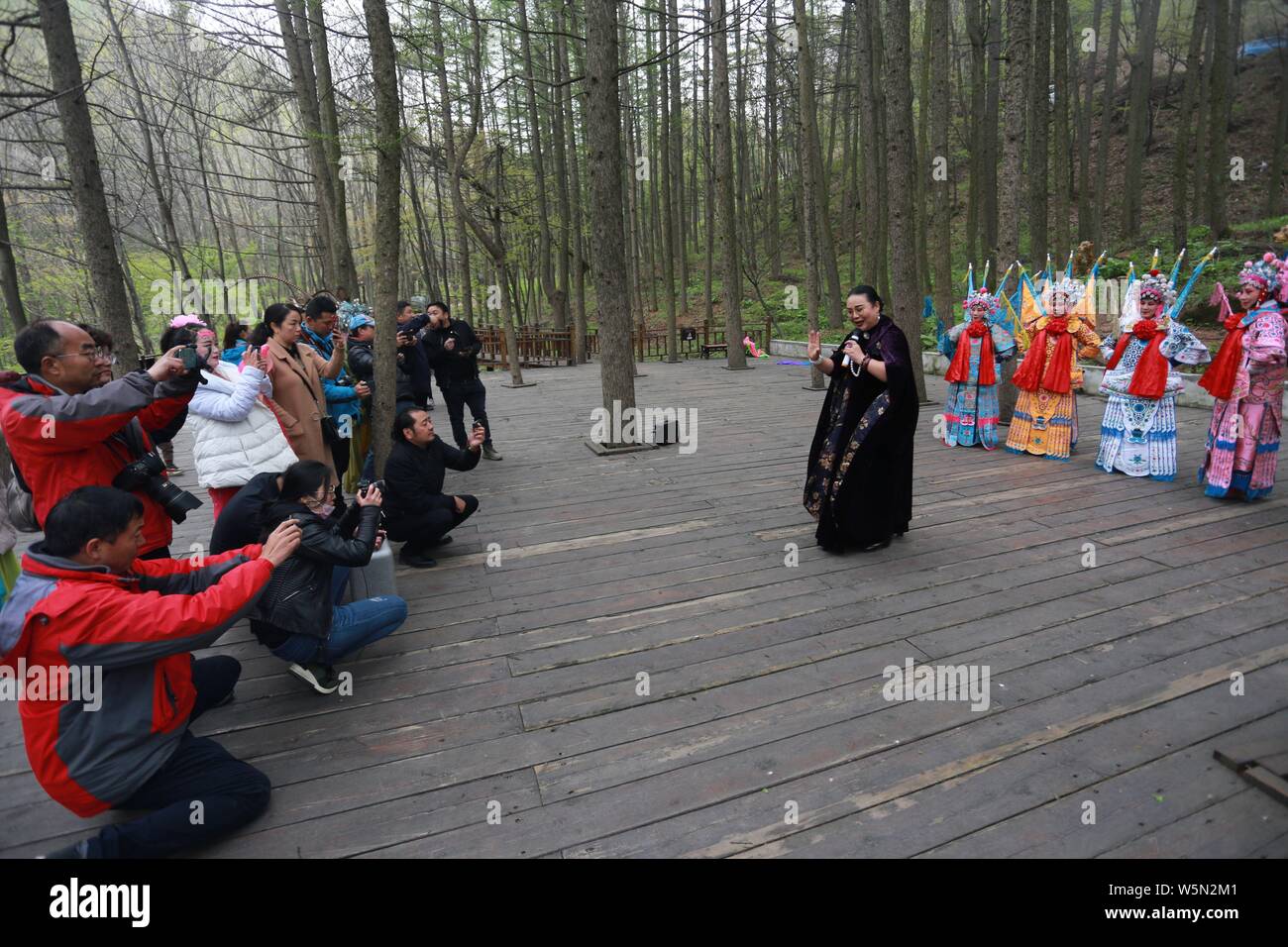 Mob opera hi-res stock photography and images - Alamy