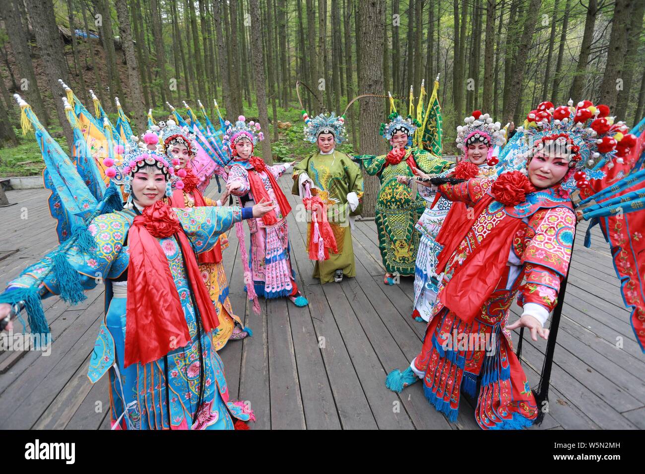 Mob opera hi-res stock photography and images - Alamy