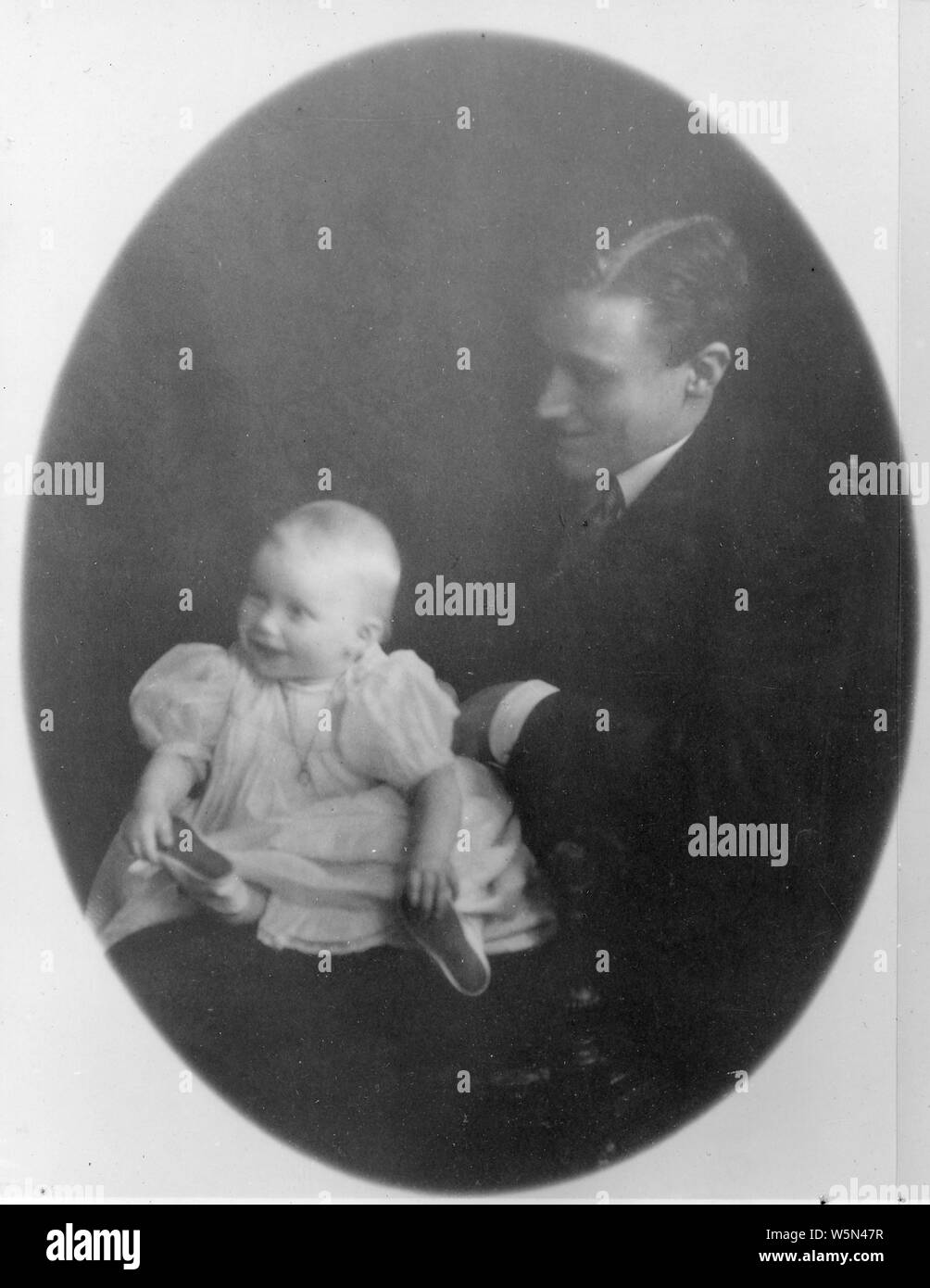 Franklin D. Roosevelt with baby Anna, formal portrait in New York, City ...