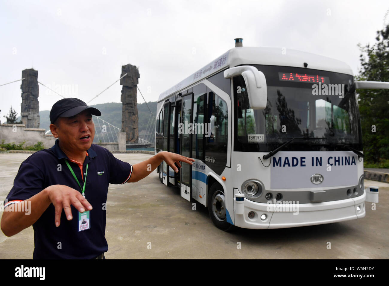 An unmanned bus drives on the world's longest and highest glass ...