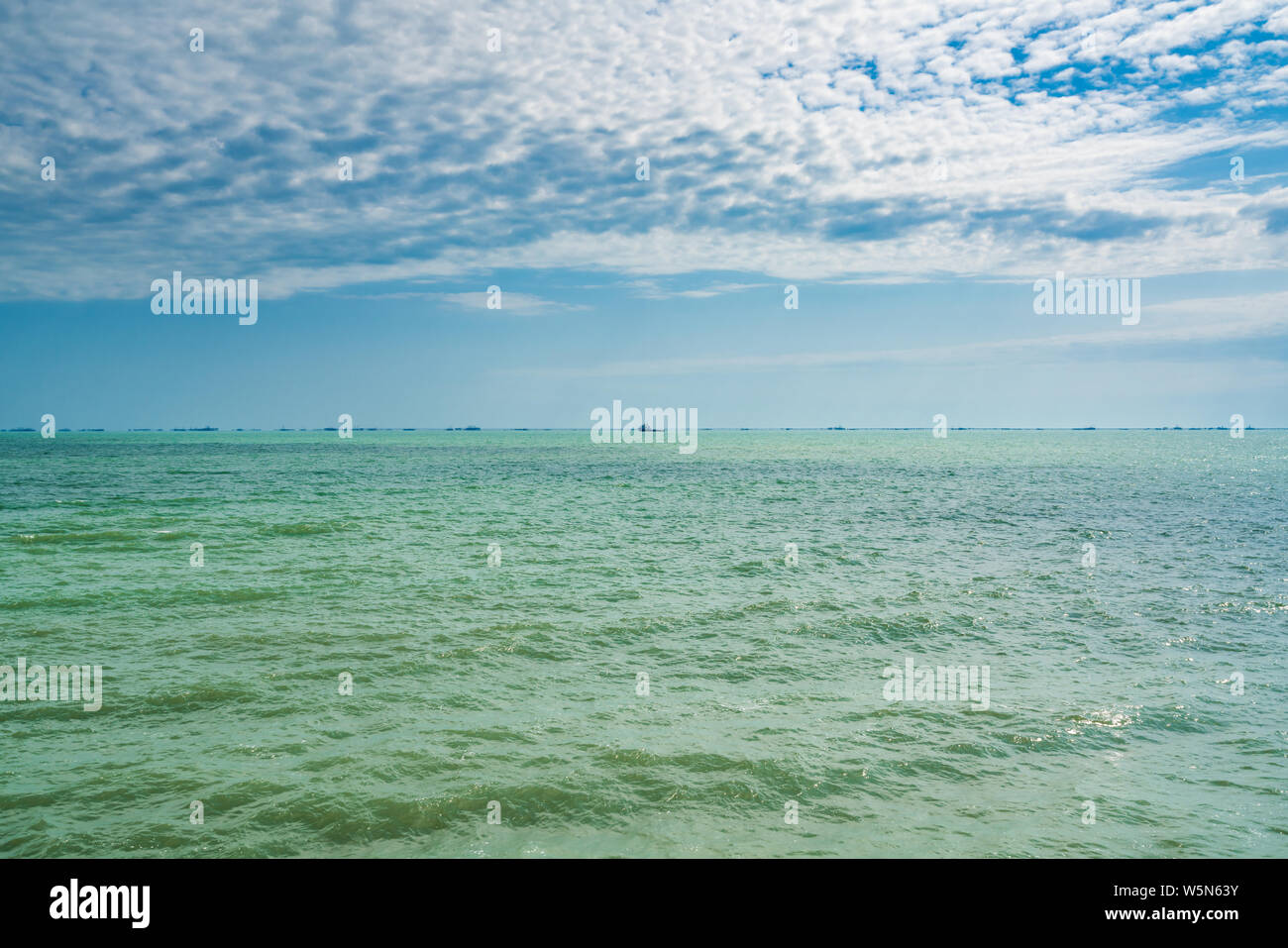 Horizon line over sea surface Stock Photo - Alamy