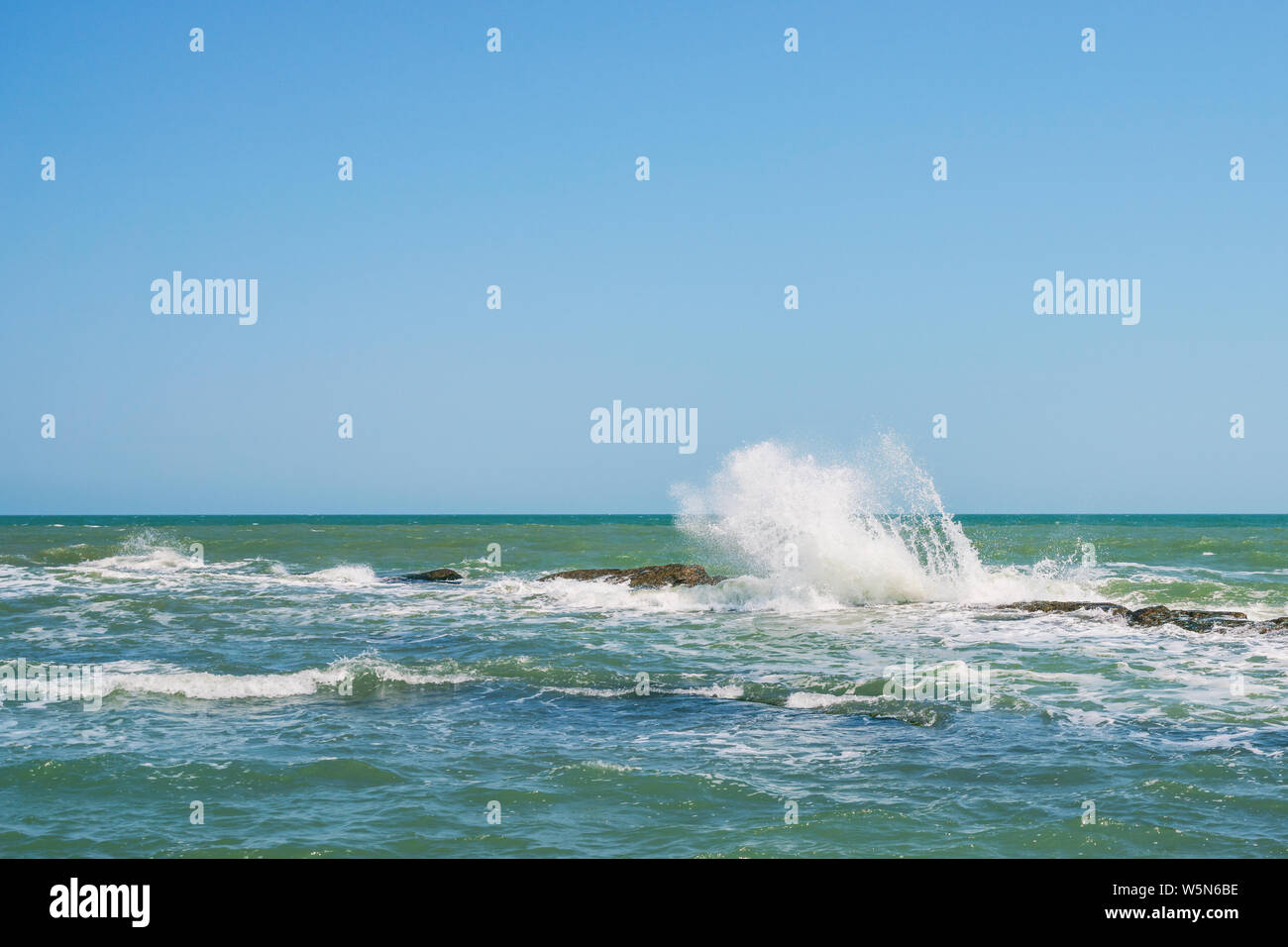 Sea waves breaking on reefs hi-res stock photography and images - Alamy