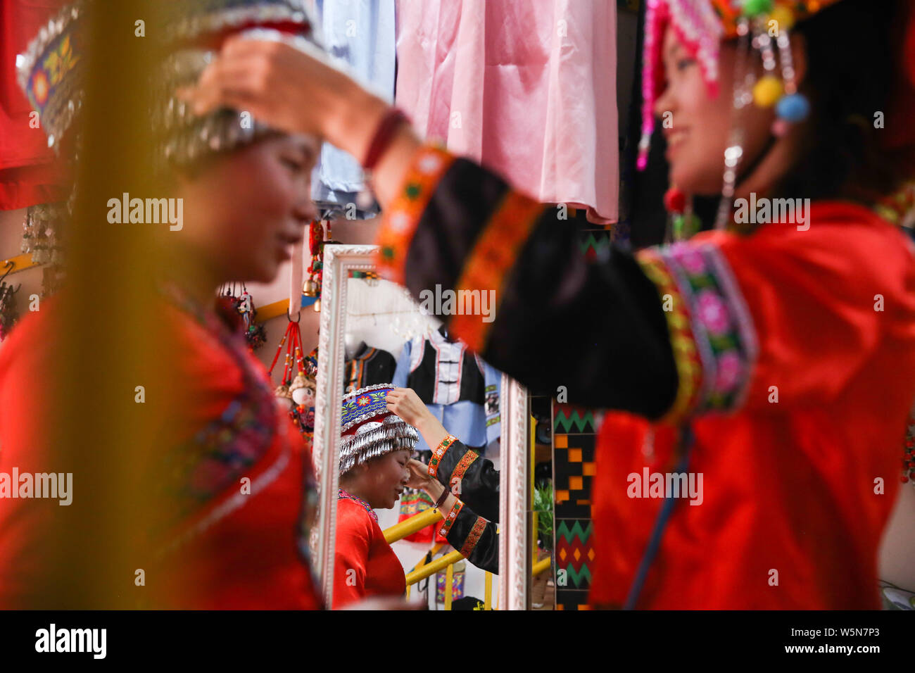 25-year-old Chinese girl Long Enbi of Yi ethnic group introduces ...