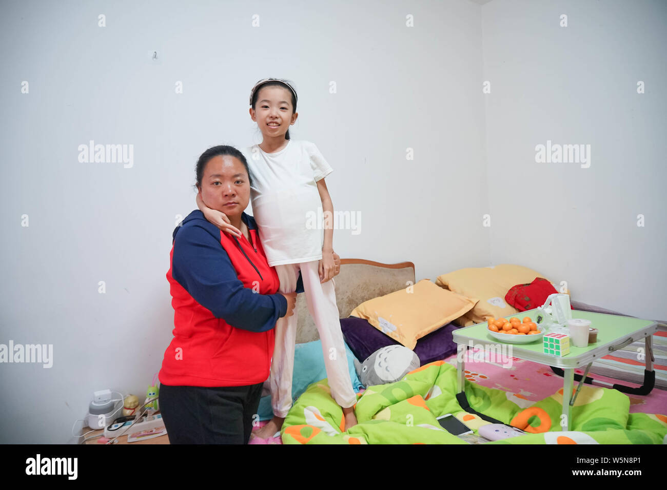 13-year-old Chinese girl Zhang Bohan diagnosed with Gaucher's disease, shows her swollen belly ...