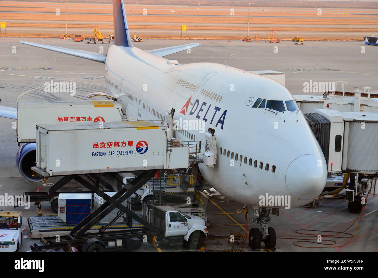 Delta air lines in china hi-res stock photography and images - Alamy