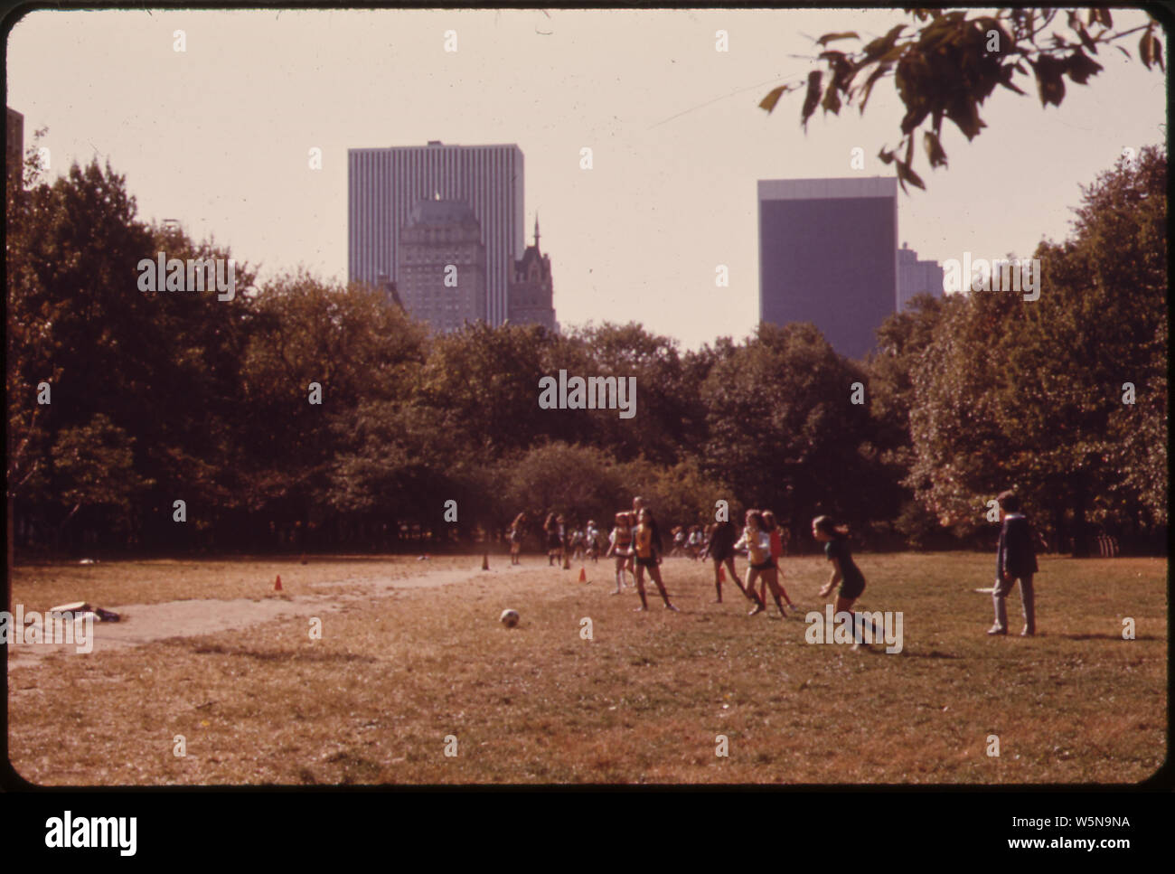 Girls playing in central park hi-res stock photography and images - Alamy