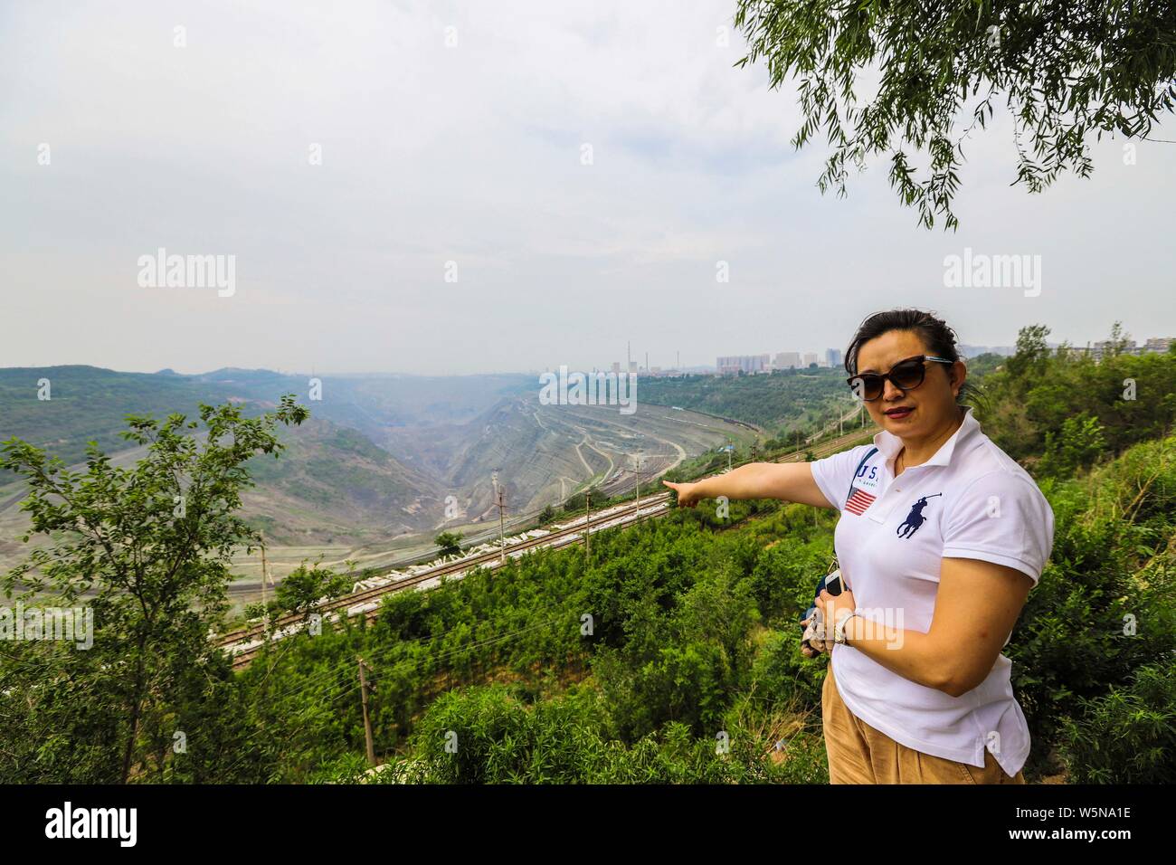Asia coal mine hi-res stock photography and images - Alamy